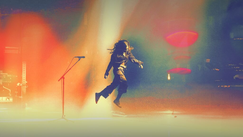 Alanis Morissette announces a string of huge outdoor gigs in the UK ...